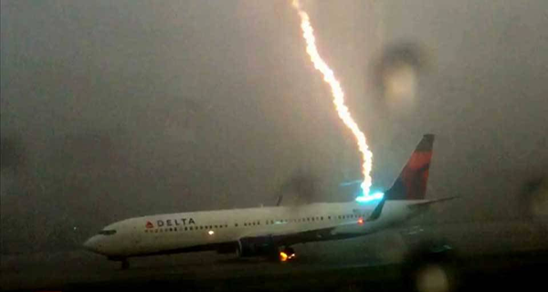 Fire engulfs Delta aircraft engine - Aviation metric